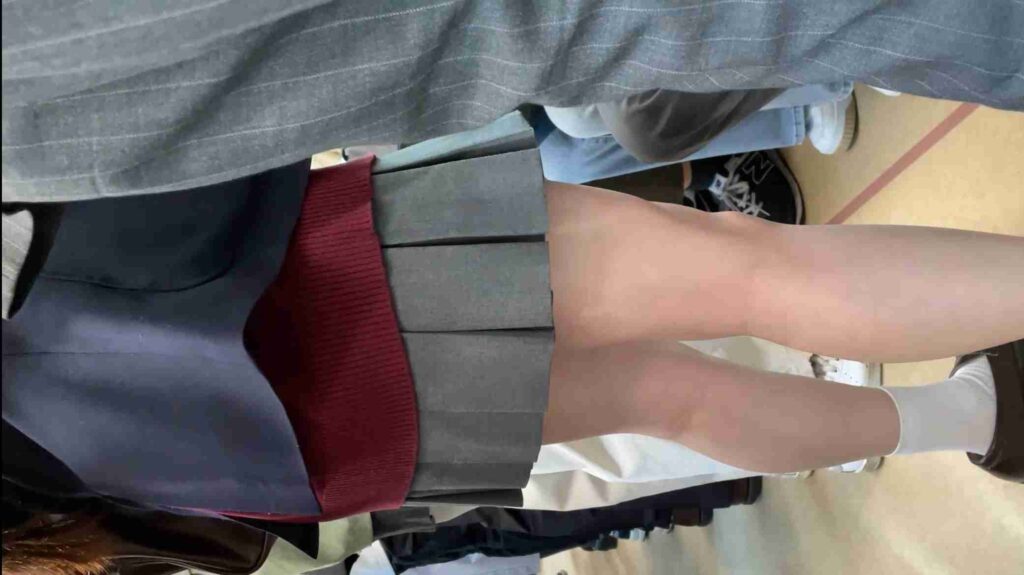 【再販】裏筋がエロイ生脚JK3人をget！！