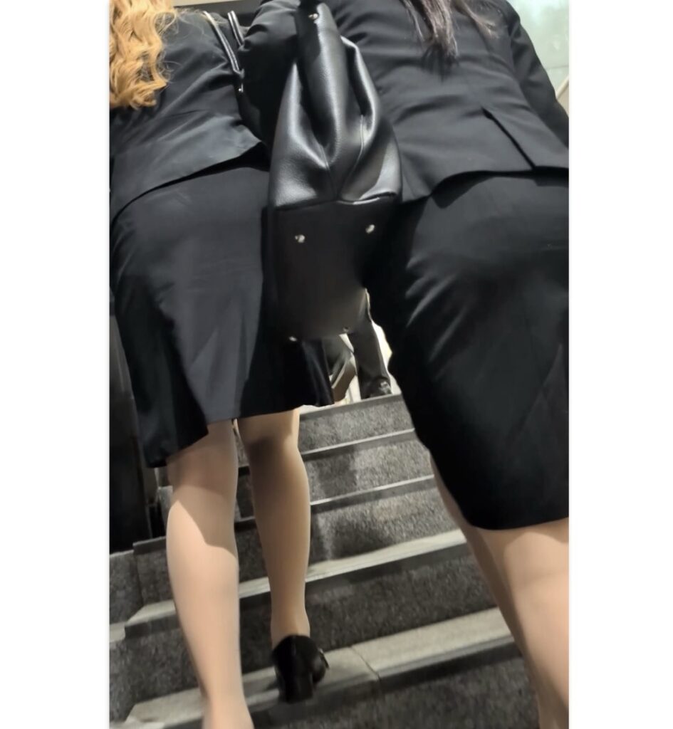 【518】スタイル抜群のリクルートスーツOLさんトリオが闊歩！